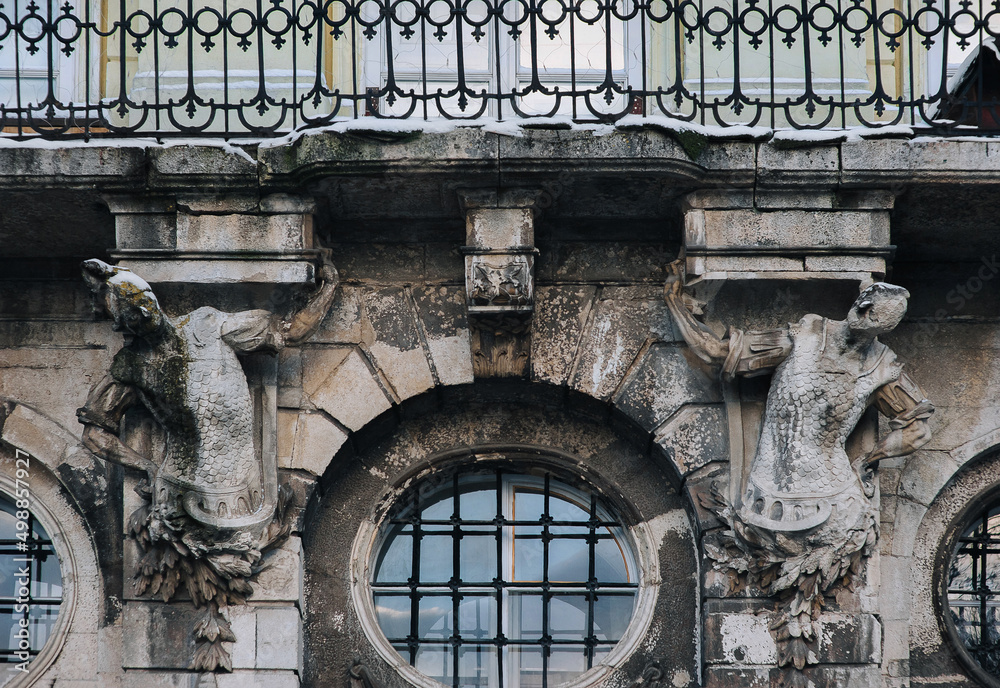 Foto Stock A large round window in a wooden frame with a metal grill on ...