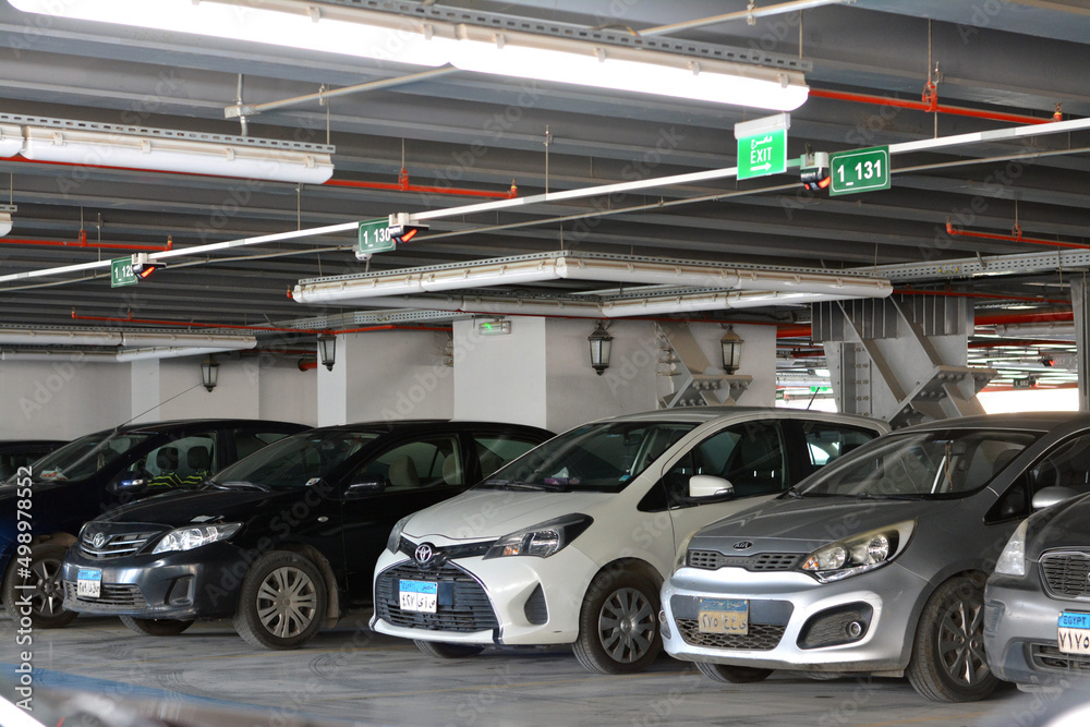 Foto Stock Cairo, Egypt, April 14 2022: Parked cars inside a multilevel ...