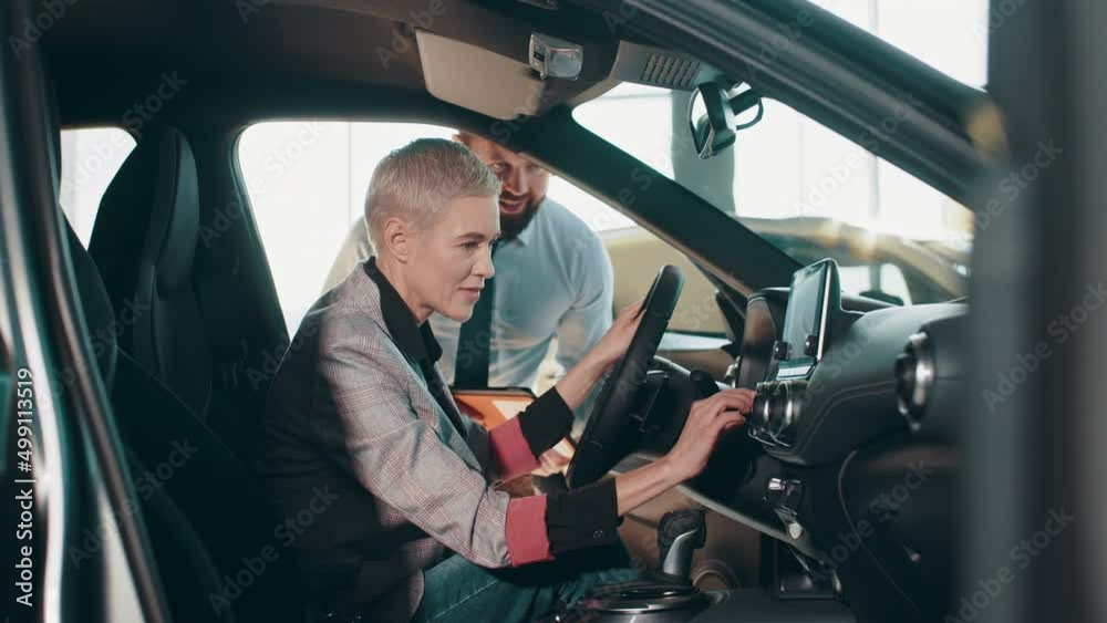 Vidéo Stock Close-up of happy female testing buying car from inside ...