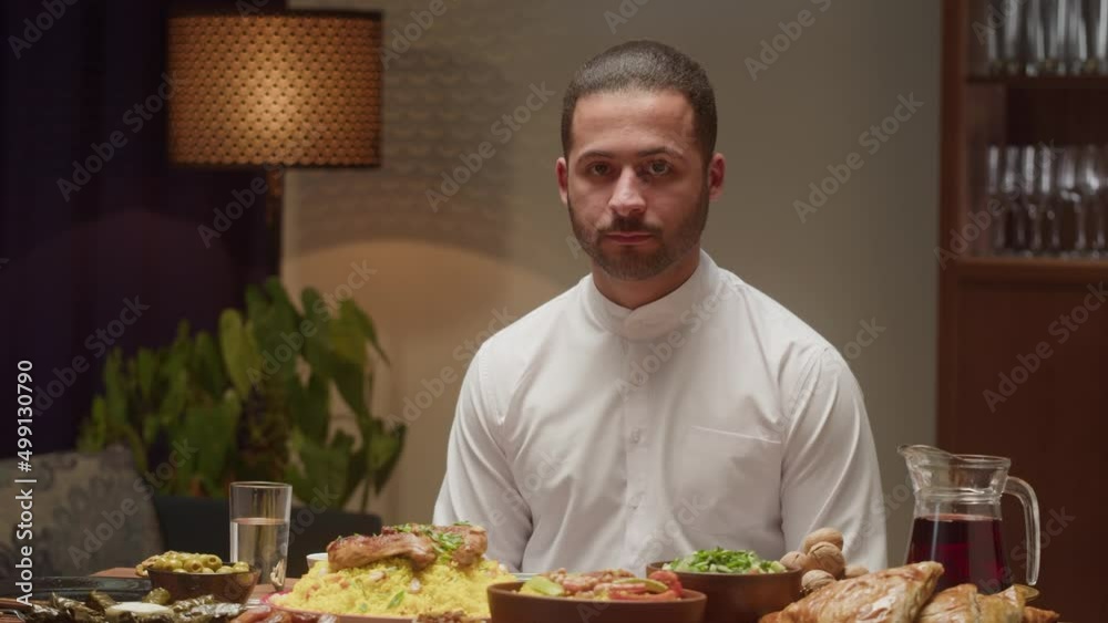 Vidéo Stock Portrait of young middle eastern man. Wearing traditional ...