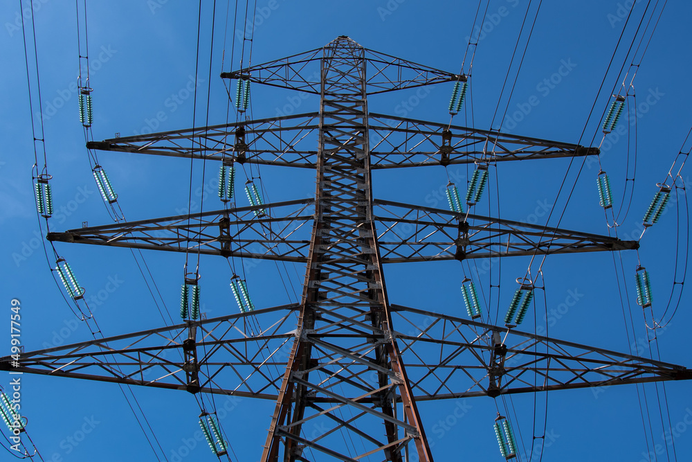 Pylône métallique à triangles portant des câbles électriques aériens de ...