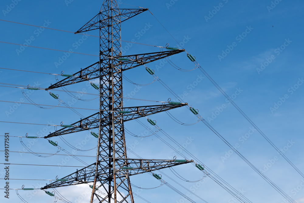 Foto de Pylône métallique à triangles portant des câbles électriques ...