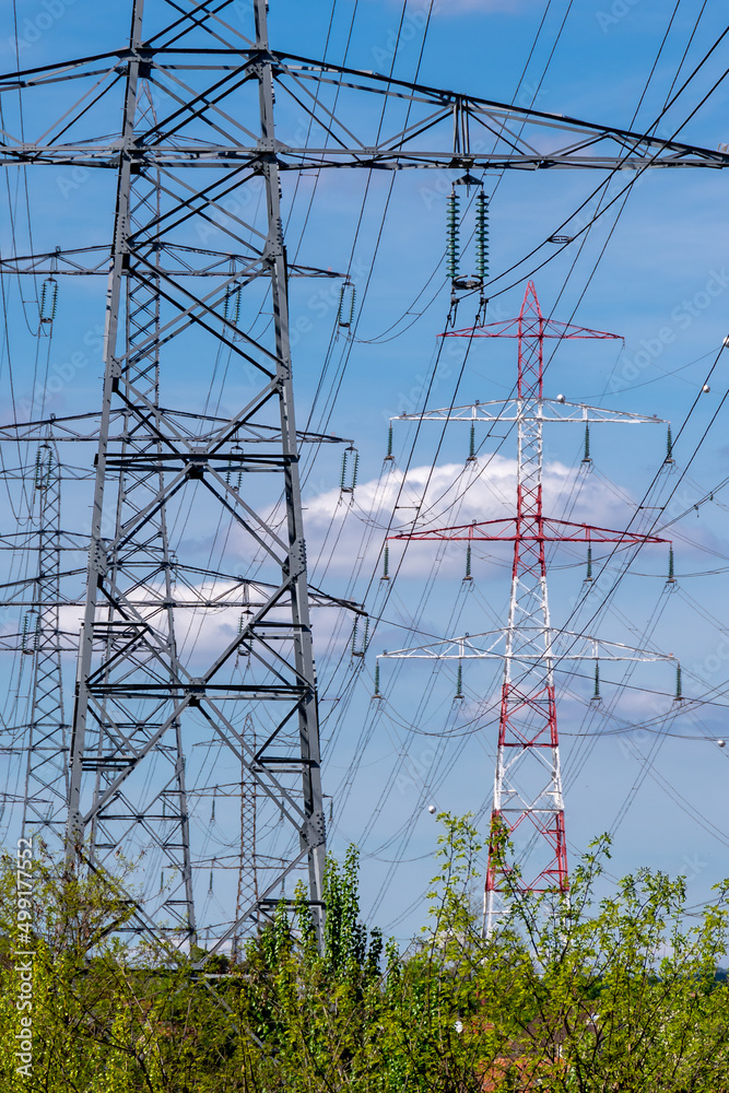 Pylônes métalliques à triangles portant des câbles électriques aériens ...