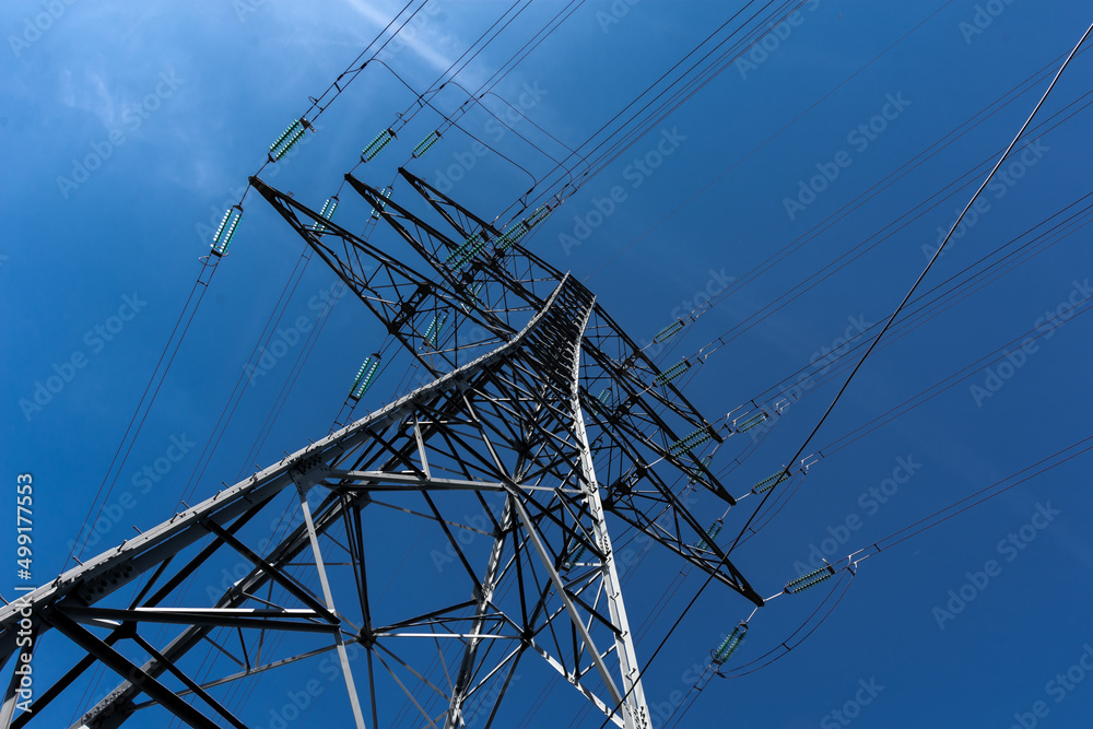 Pylône métallique à triangles portant des câbles électriques aériens de ...