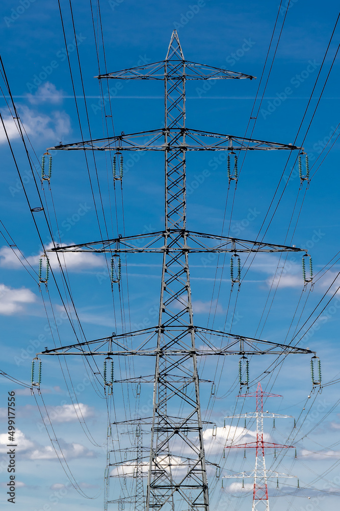 Pylônes métalliques à triangles portant des câbles électriques aériens ...