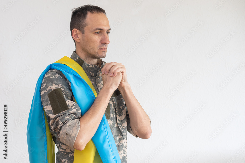Photo of ukrainian soldier in full body armor holding rifle with scope ...
