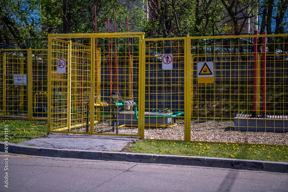 Foto de View of pipe flanges from LPG cylinder tank for industrial use ...