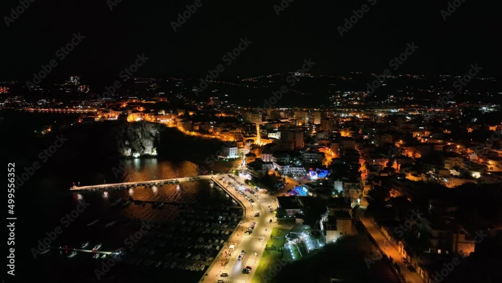 Il paese vecchio di Agropoli di notte. Vista aerea di Agropoli vecchia ... Il paese vecchio di Agropoli di notte. Vista aerea di Agropoli vecchia ...