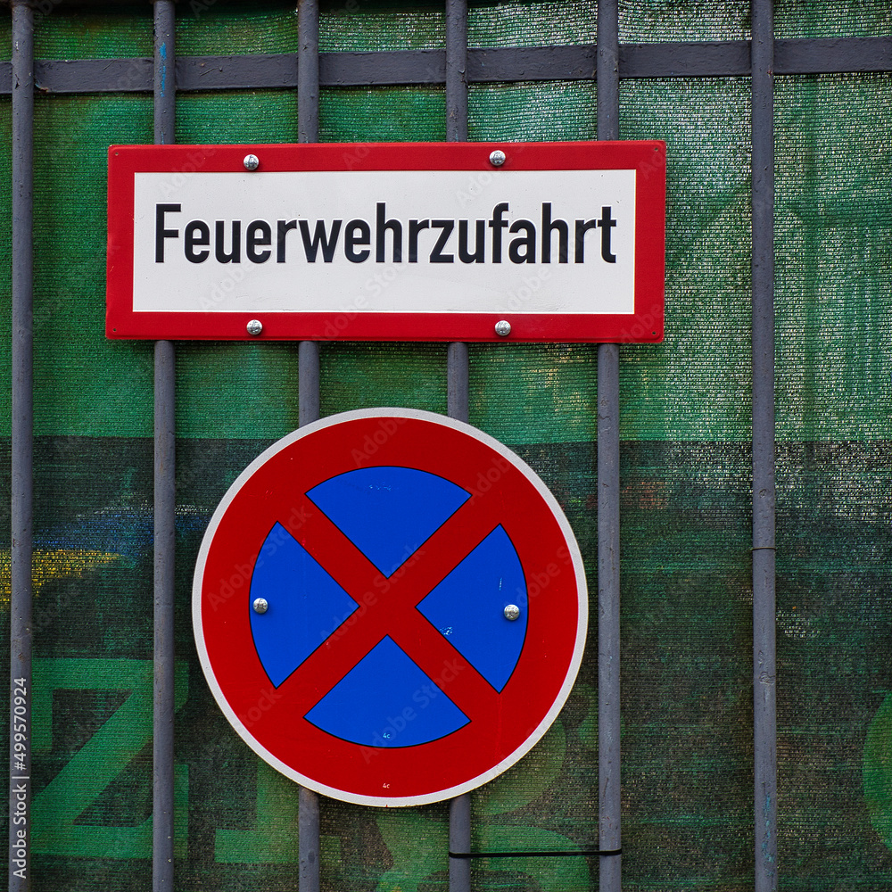 Schild Halteverbot, Halten und Parken Feuerwehreinfahrt, Leipzig in ...