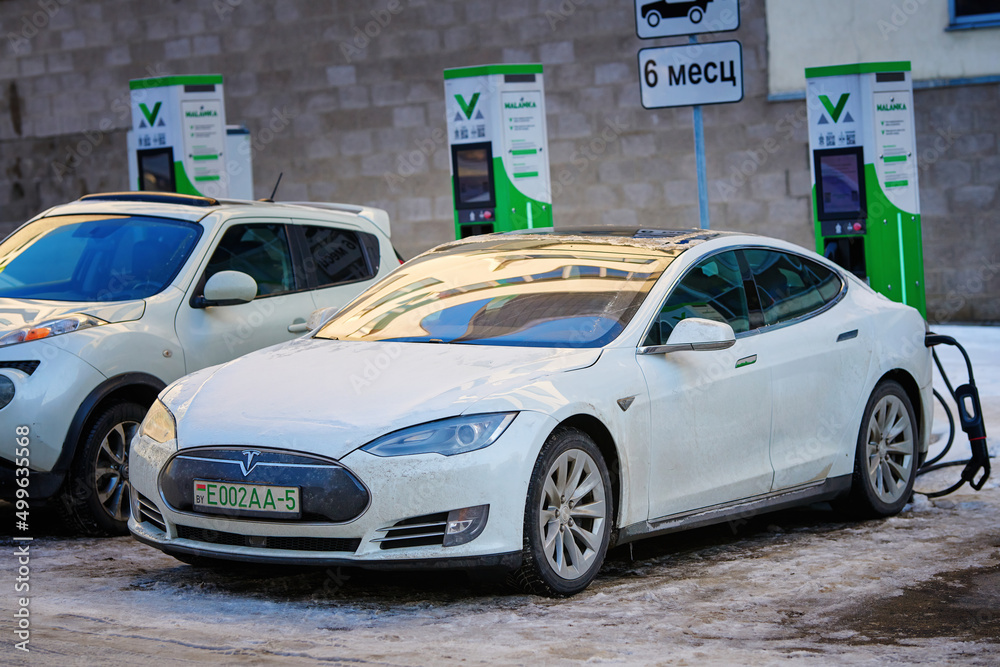 Foto de Minsk, Belarus. Feb 2022. Dirty Tesla Model S charge at smart ...
