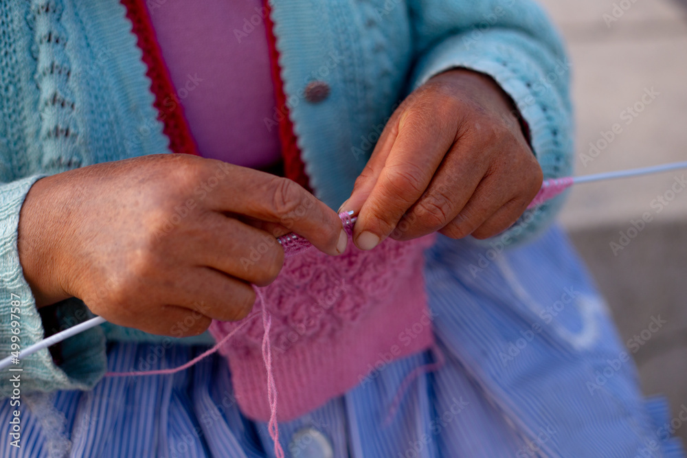 Manos de persona tejiendo con lana. Concepto de tradiciones. Stock ...