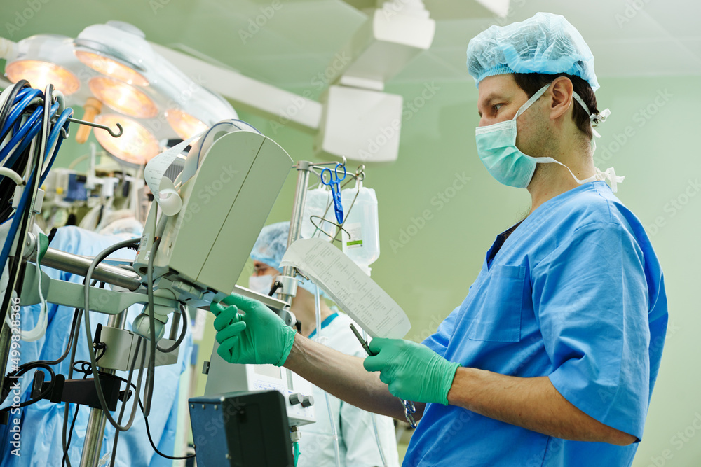 Surgery assistant perfusionist at modern heart lung machine Stock Photo ...