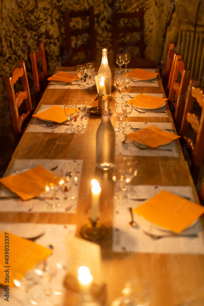 Table de diner éclairé avec des bougies Stock Photo | Adobe Stock