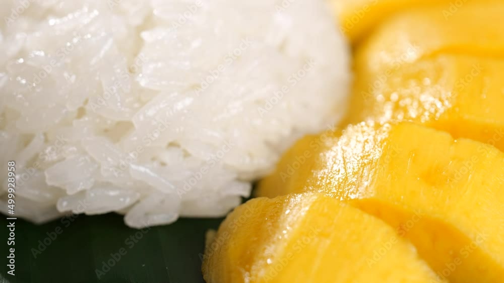 Mango sticky rice rotate in 4k slow motion, Thai dessert vídeo do Stock ...