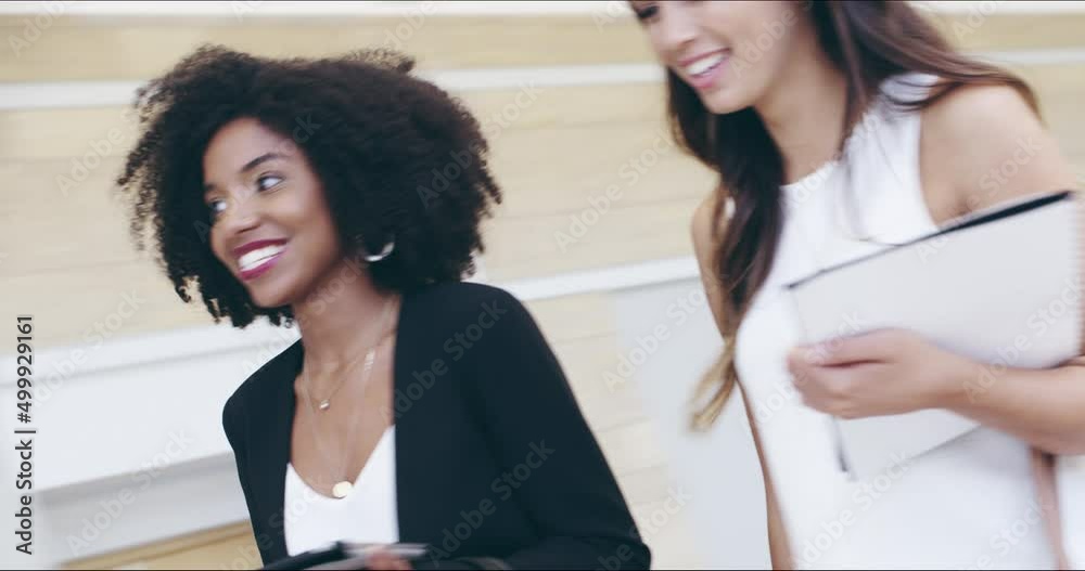 Vidéo Stock Girls will be girls. Two happy young businesswomen walking ...