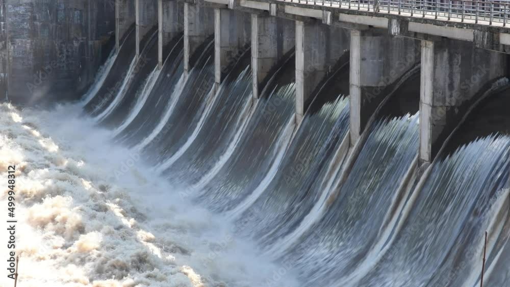 Hydroelectric power station using an energy source for the movement of ...