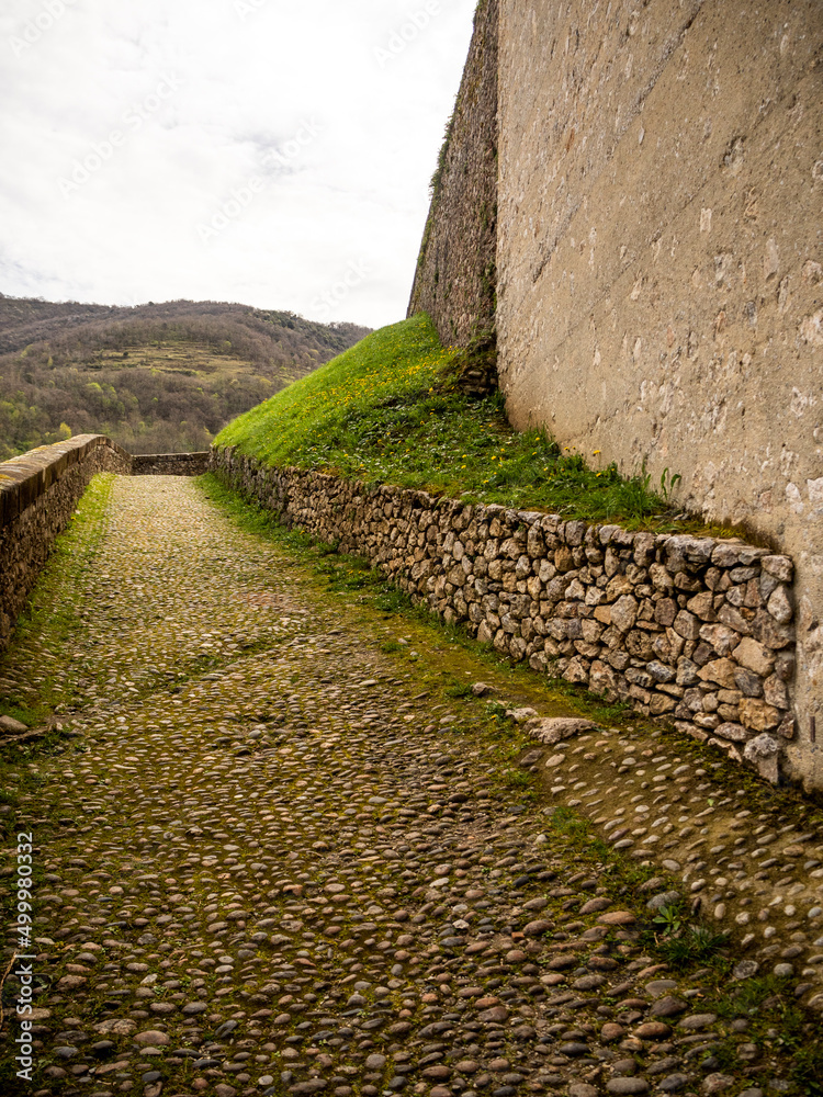 imagen de un camino de piedras redondas de distintos tamaños con muros ...