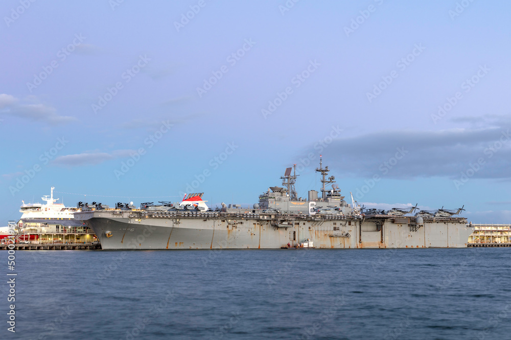 Foto de Melbourne, Australia - August 30, 2017: USS Bonhomme Richard ...