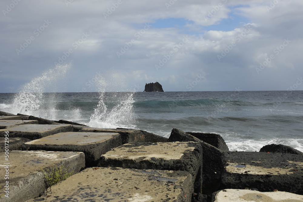 Stromboli: mare mosso. Rocce di protezione per tsunami. Stock Photo ...