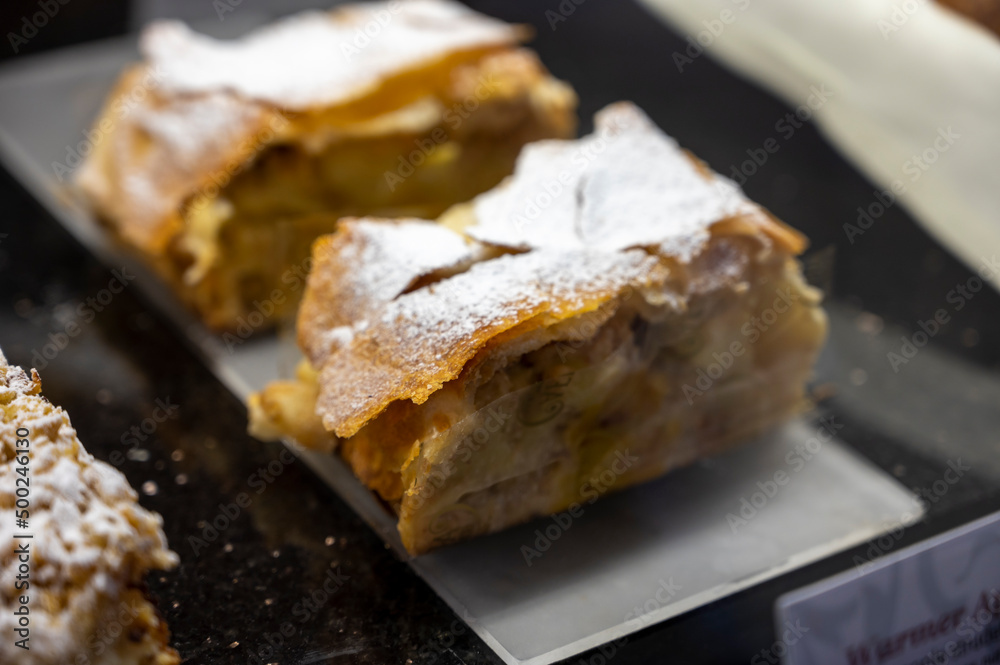 Foto de Austrian desserts, different types of chocolate and fruit cakes ...