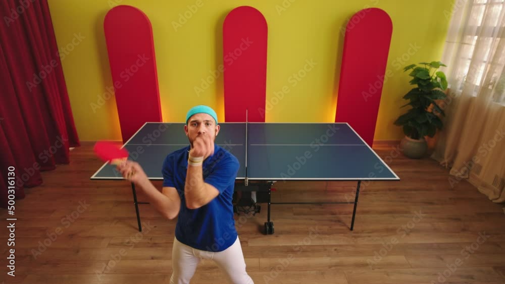 Vidéo Stock Handsome guy ping pong player get ready for the game ...