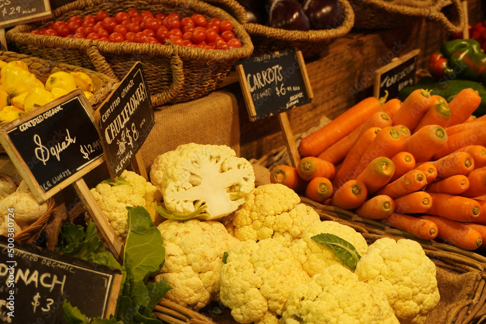 feira livre ou bancas de comida em um mercado de frutas, verduras e ...