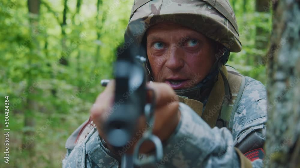 Vidéo Stock Portrait man soldiers holding machine gun forward to attack ...