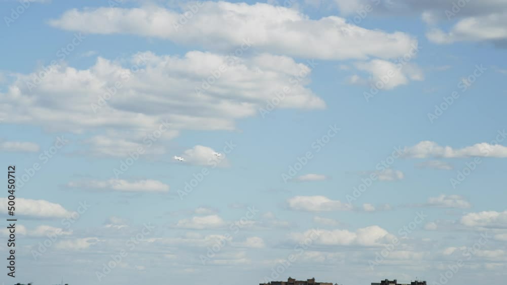 Vidéo Stock Two white planes fly side by side on city against ...