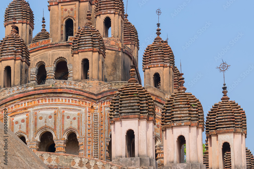 Foto de Spears and Terracotta decorations at the top of famous Hindu ...