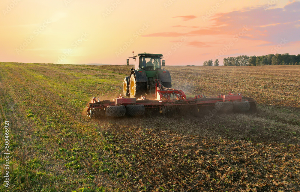 Fotografia do Stock: John Deere Tractor with disc cultivator Vaderstad ...