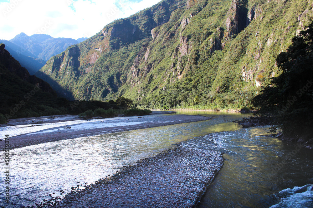 Rio Urubamba que corta o Vale Sagrado, banhando as cidades de Aguas ...