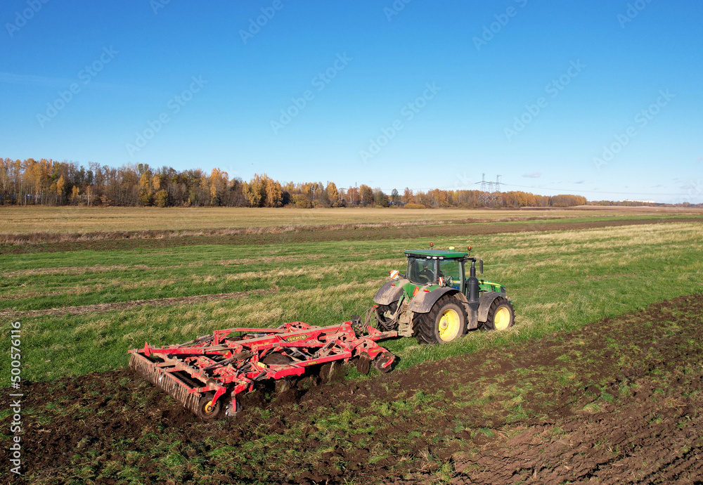 John Deere Tractor with disc cultivator Vaderstad Carrier 925 on ...