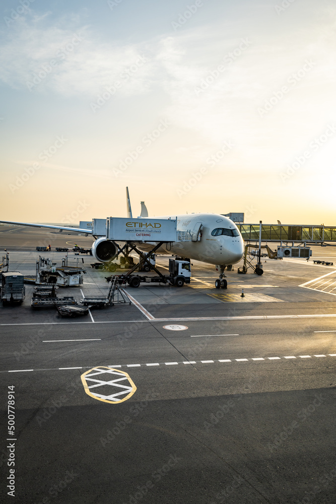 Zdjęcie Stock: Abu Dhabi, UAE - April 2022: Etihad Airways aircraft on ...