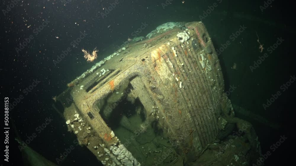 Vidéo Stock Scuba divers swims on the Shipwreck Swedish ferry MS ...