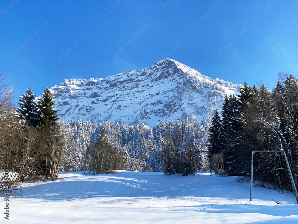 Fairytale alpine winter atmosphere and snow-capped alpine peak ...