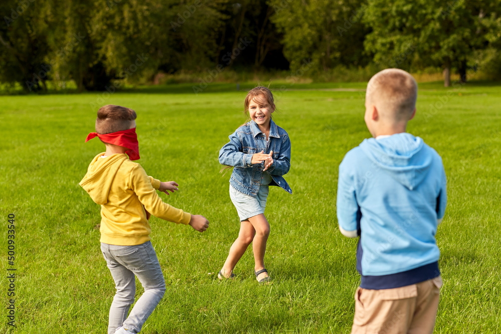 Foto de childhood, leisure and people concept - group of happy children ...