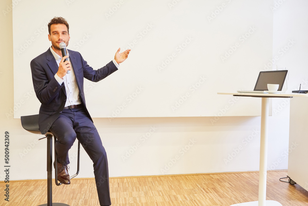 Redner mit Mikrofon hält Vortrag und Präsentation Stock Photo | Adobe Stock
