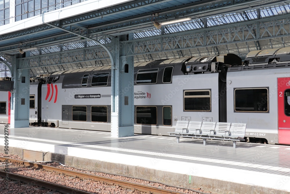 Bordeaux, France, 2022 : train TER de la SNCF et de la région Nouvelle ...