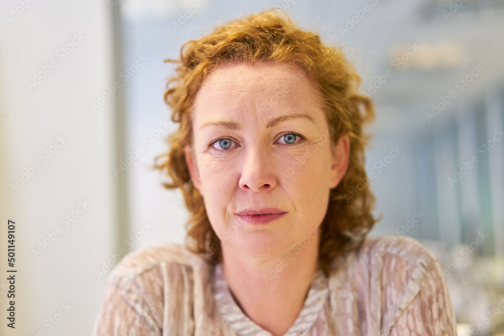 Business Frau als Chefin oder Geschäftsführerin Stock Photo | Adobe Stock
