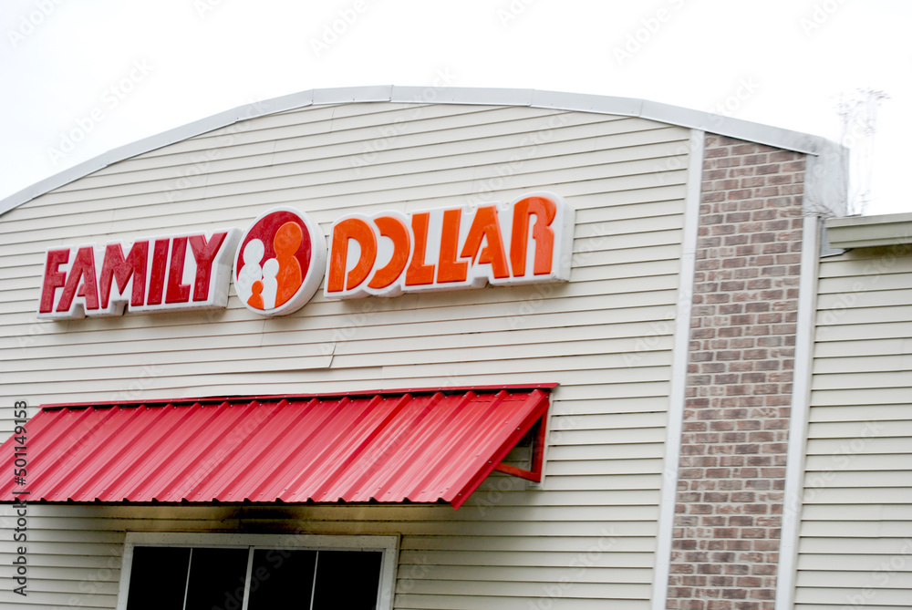 Fotka „Family Dollar Signage on the Exterior of the Retail Store (a ...