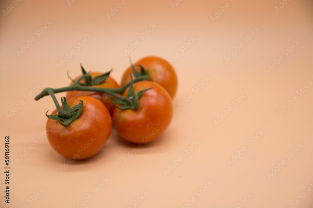 Racimo de tomates ecologicos recien cosechados en fondo blanco foto de ...