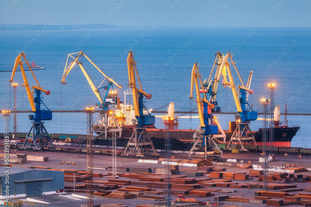 Foto de Sea commercial port at night in Mariupol, Ukraine before the war. Industrial. Cargo ...
