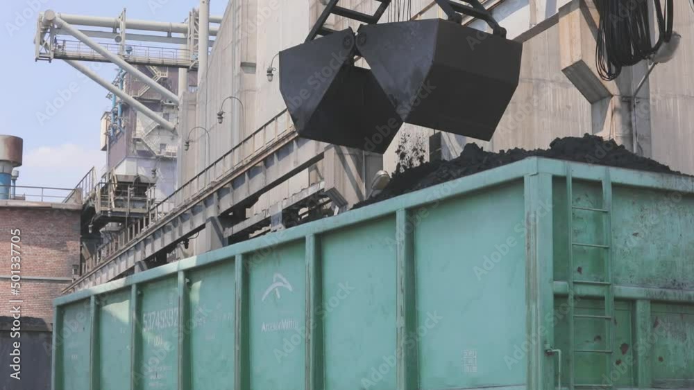 Vidéo Stock Coke coal is loaded into the wagon. Production of coking ...