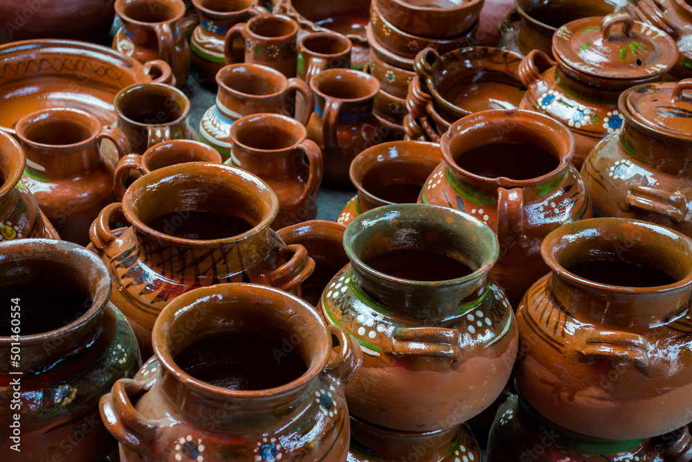 conjunto de jarros, ollas y cazuelas de barro tradicional mexicano ...