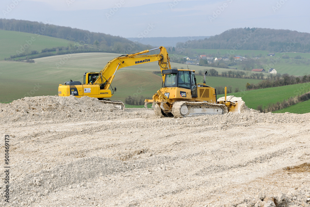Terrassement d'un terrain marneux avant construction d'un bâtiment ...