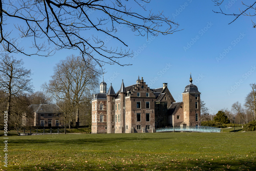 Foto de Clearing meadow with brightly lit brick exterior facade of the ...
