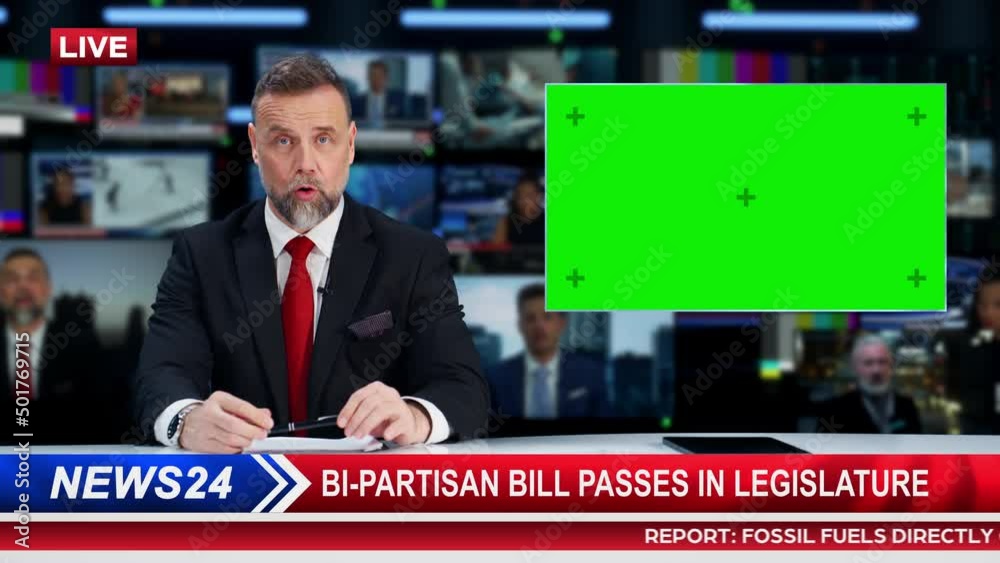 Vidéo Stock Split Screen TV News Live Report: Anchor Talks, Reporting ...