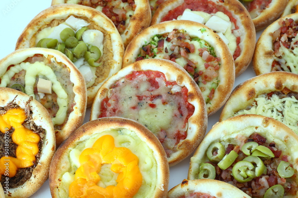 Foto de Arabic food esfiha of pepperoni, bacon, cheese, cheddar, olives ...