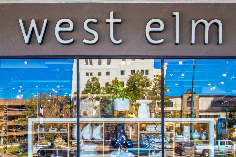 Foto de West Elm storefront and sign with blurred reflection of ...