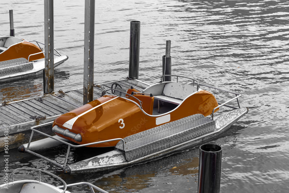 Fotomontage schwarz-weiß mit selektiven Farben Tretboot Boot Auto ...